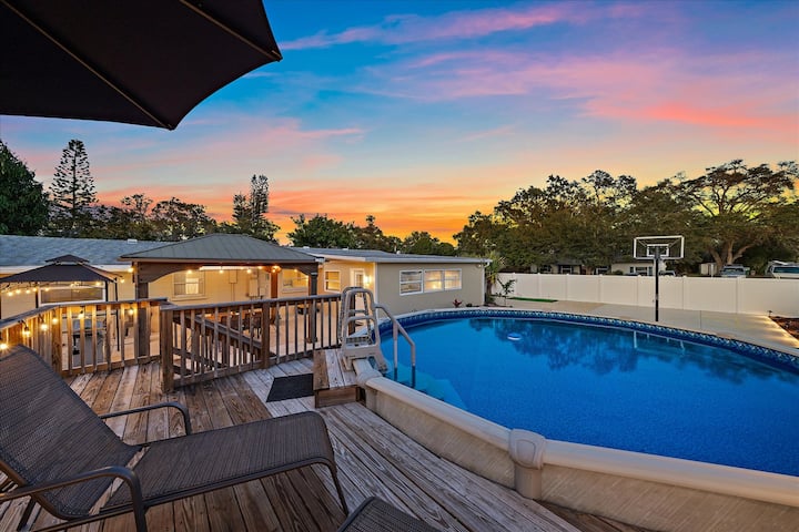 Sunshine Haven | Huge Backyard + Private Pool! - Sarasota, FL