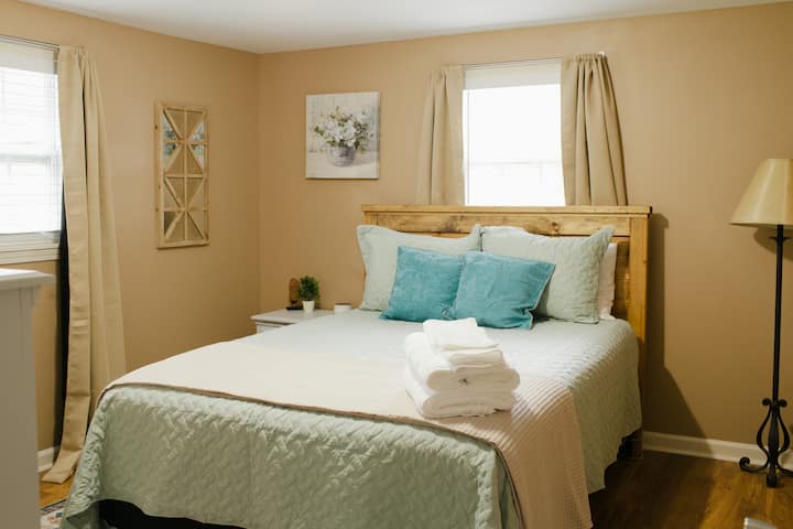 Elegant 3br Escape | Family-friendly Pets Welcome - Lake Martin, AL