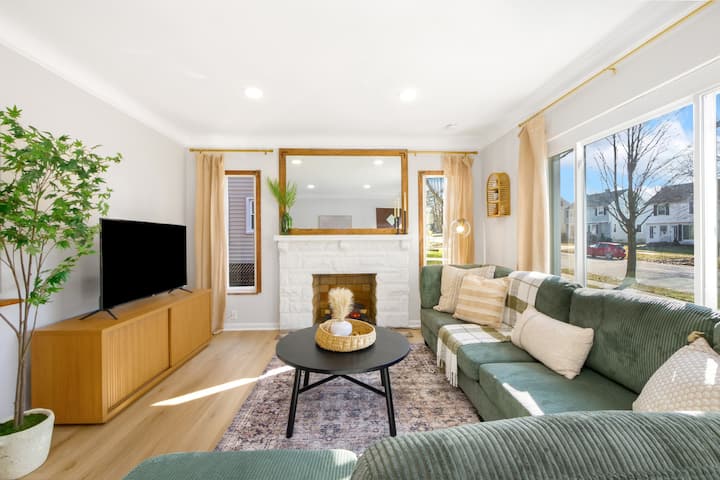 Newly Remodeled Home With A Game Room! - Parma, OH