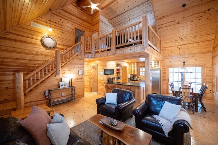 Lake, Pool, Fire Pit, Hot Tub, Porch & More! - Holland, MI