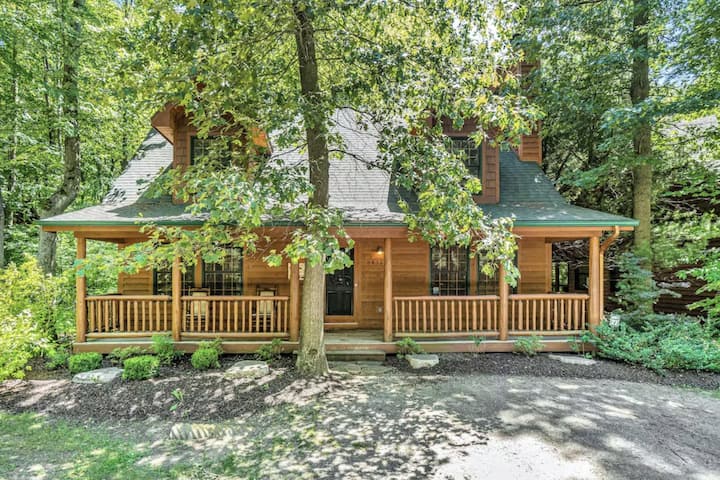 Lake, Pool, Fire Pit, Hot Tub, Porch & More! - Saugatuck, MI