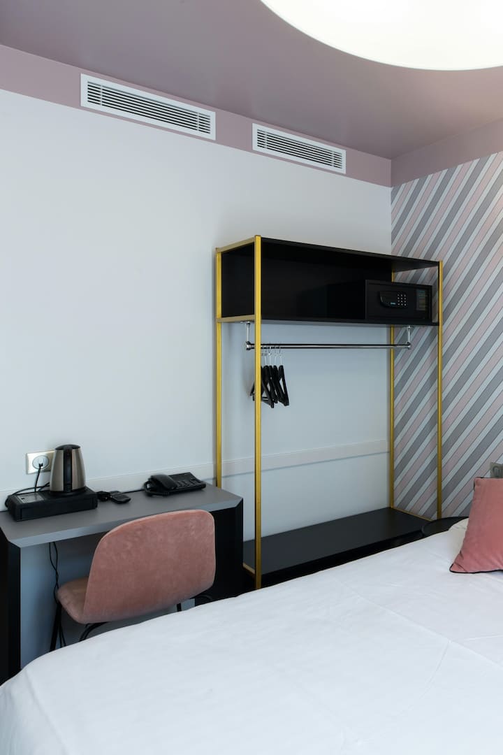 Cosy Hotel Double Room Near Montmartre And Pigalle - Paris