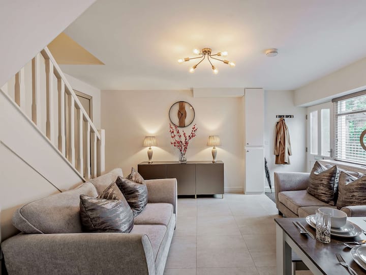 2 Bed In Warwick (93085) - Warwick