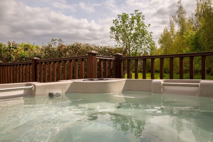 Pheasant Lodge - Nordic Log Cabin, Private Hot Tub - Selby