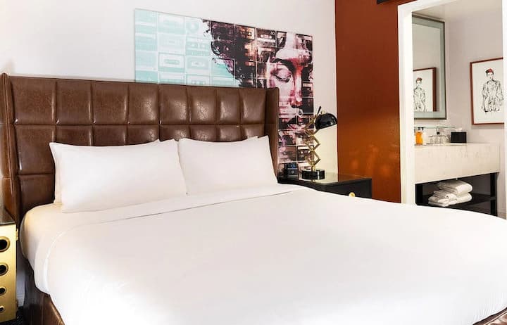 Sweet City Skyline Views And Private Balcony - West Hollywood, CA