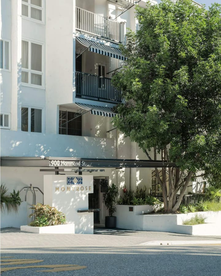 Ada Room With Access To The Rooftop Pool & Bar - West Hollywood, CA