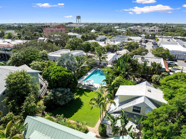The Family Reunion Compound At Old Colorado Inn - The Bahamas