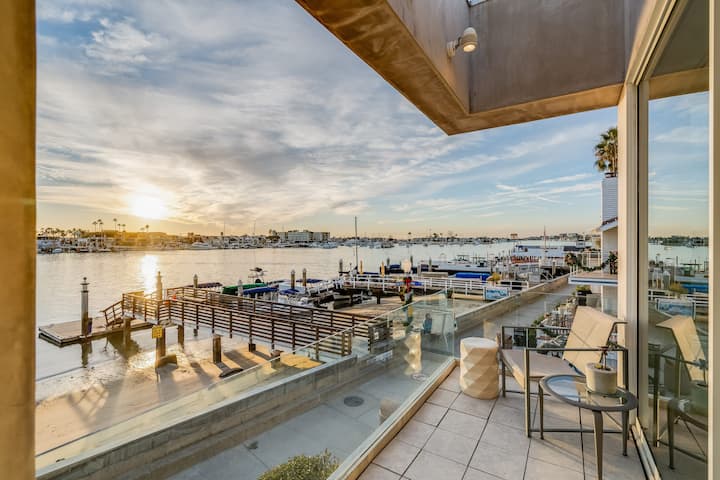 Navigate Stays | Waterfront W Pier Parking & Beach - Newport