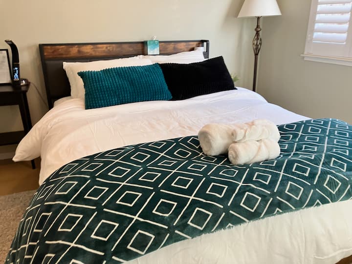 Private Entrance: Red Door Suite! Live Like Locals - Sacramento, CA