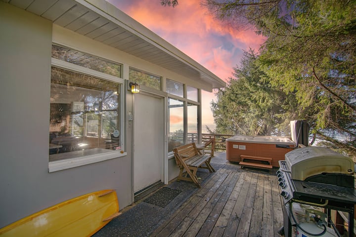 Ocean Views • Hot Tub • Pet-friendly Yard - Lincoln City, OR