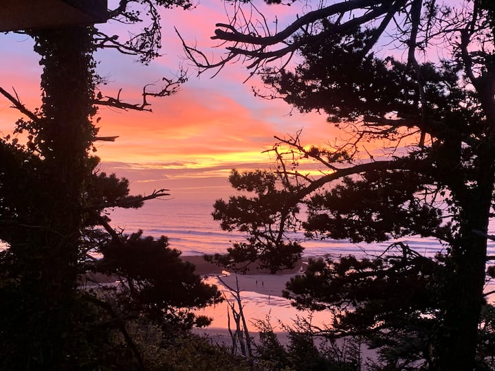 Oceanview Home With Hot Tub, Fenced Yard For Dogs - Lincoln City, OR