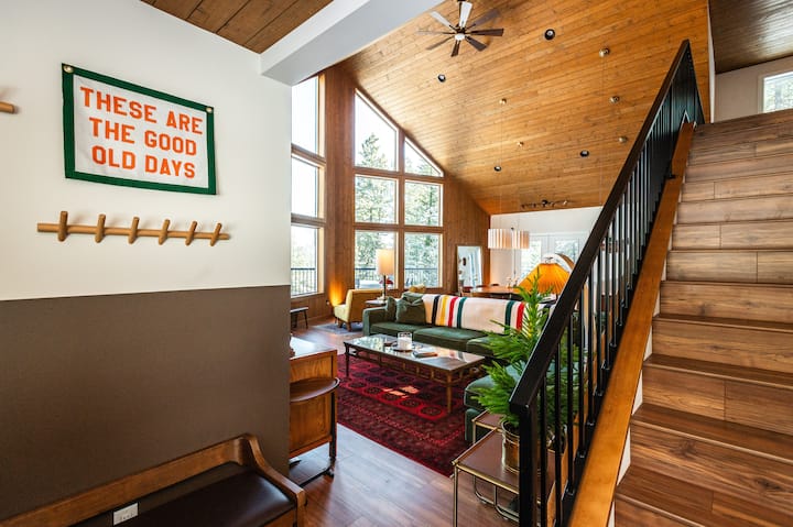 70s Camp Vibes In Luxe Modern Mountain Cabin - Washington