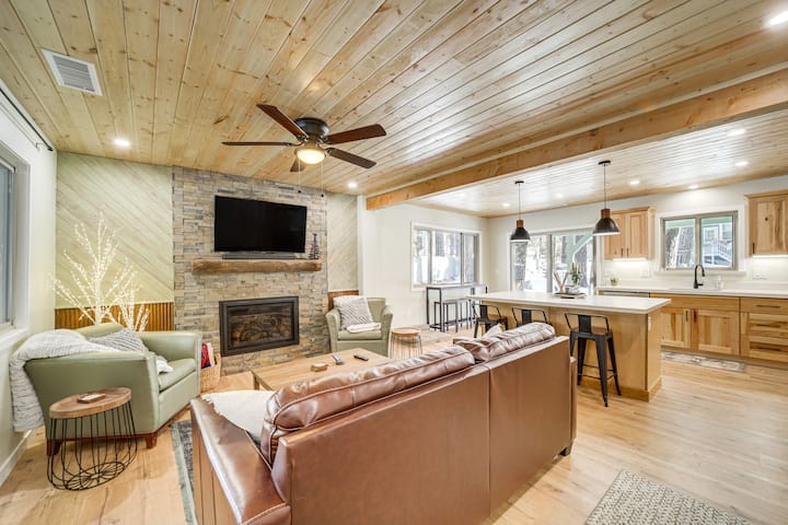 Deck & Fire Pit: Modern Munds Park Retreat! - Munds Park, AZ