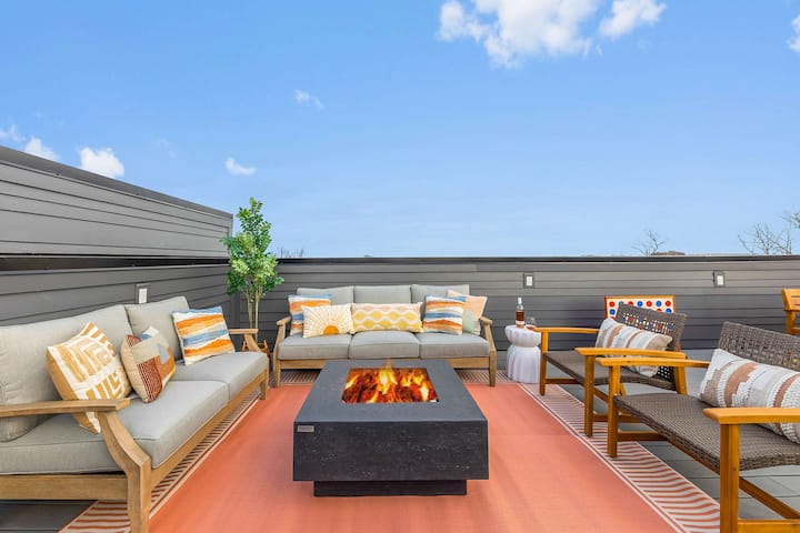 The Banjo - Huge Rooftop + 1.5 Miles To Broadway - Nashville, TN