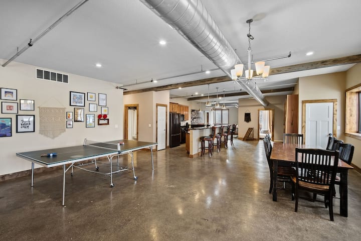 Triple Kings | Private Rooftop | Private Garage - Des Moines, IA