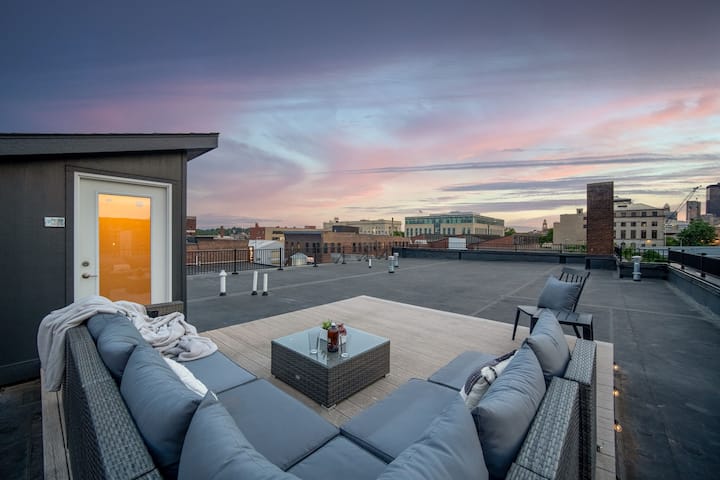 Triple Kings | Private Rooftop | Private Garage - Des Moines, IA