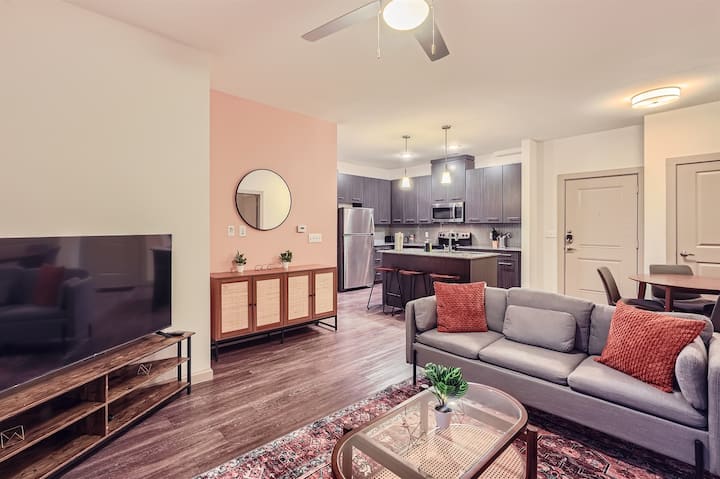 Serene 3b Getaway | Pool, Gym, Parking, Pet Wash - Leander, TX