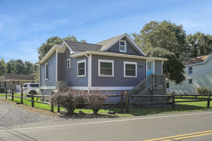 Blue Crab Bungalow - Charming In-town Cottage! - Chincoteague, VA