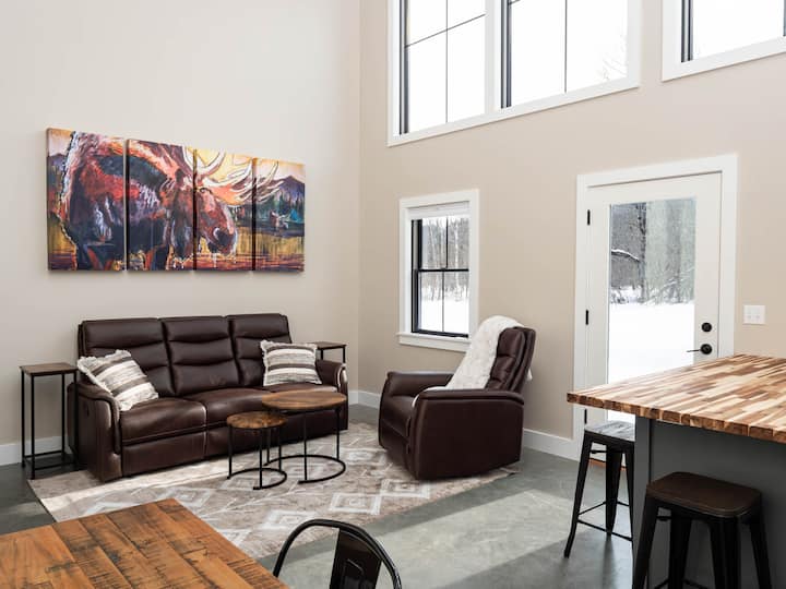 Sunny Modern Condo | 1 Mile To Sunday River! - Newry, ME