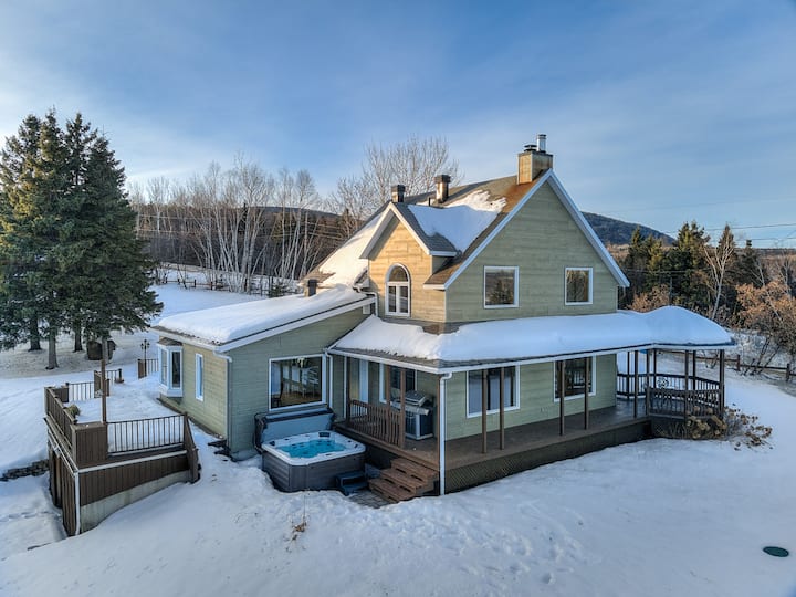 Idyllic Nature Retreat | Hot Tub & Scenic Views - Charlevoix Regional County Municipality