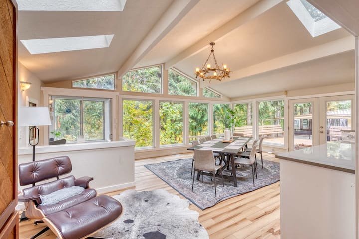 Sandy River Chalet | Hot Tub | Sleeps 8 - Oregon