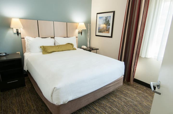Pet-friendly Studio With Private Kitchen! - Garden Grove, CA