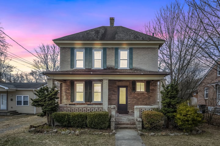 Broadway Cottage - Convenient Location! - Berkeley Springs, WV