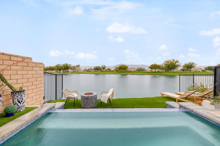 Sunburst By Avantstay | Lakefront + Mountain Views - Indio, CA
