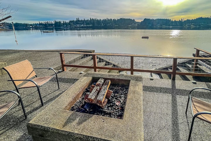 3br Cabin W/ Private Beach, Hot Tub, & Large Patio - Shelton, WA