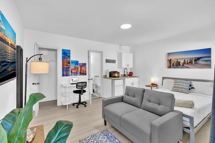 Hollywood Blvd Near The Beach "Hotel Like Suite" - Hollywood, FL