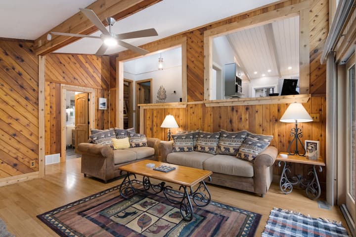 Winter Torch Lake Cabin|4br|ski, Ice Fish, Explore - エルク・ラピッズ, MI