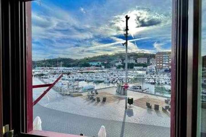 Kai Etxea , El Mismo Puerto De Bermeo - Bermeo