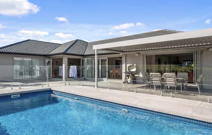 Spacious Retreat W/ Chefs Kitchen, Pool & Bbq - Riverhead