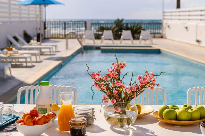 Faros Beachfront Villa Larnaca - Larnaka