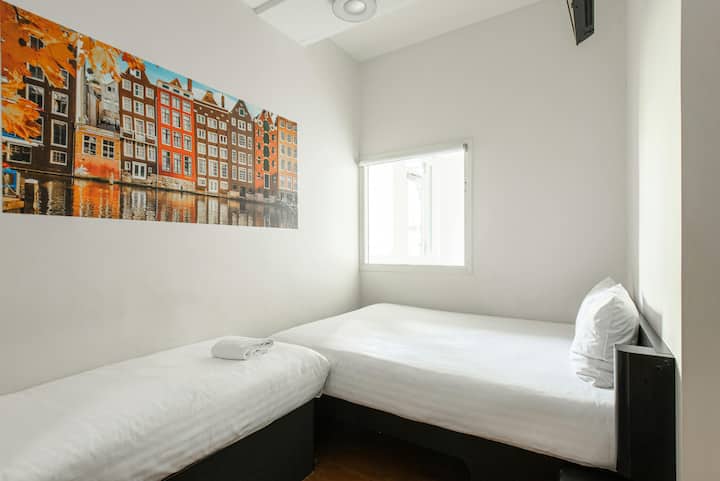 Triple Room In The Lively De Pijp Neighbourhood - Amsterdam