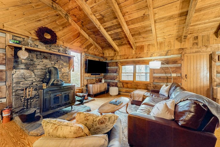 3br Secluded Cabin W/firepit, Deck, & Wood Stove - Black Mountain, NC