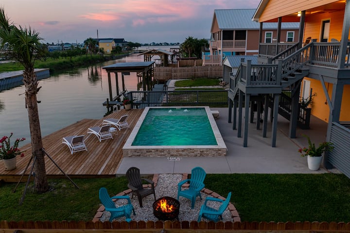 Canal Home, Fishing, Private Pool | Sleeps 10 - Bayside, TX