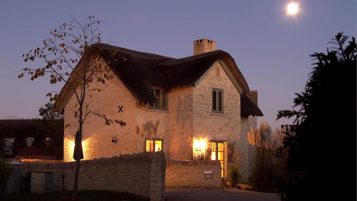 Pet Friendly Lake House With On-site Swimming Pool - Cirencester