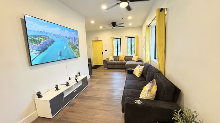 Epic Retreat Near Beach/hard Rock/private Backyard - Hollywood, FL