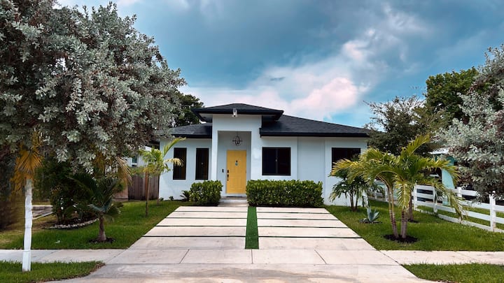 Epic Retreat Near Beach/hard Rock/private Backyard - 할리우드