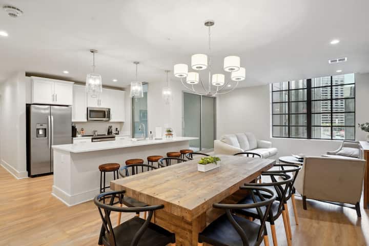 Large 4 Bedroom With Interior Patio; Rooftop Pool - New Orleans, LA
