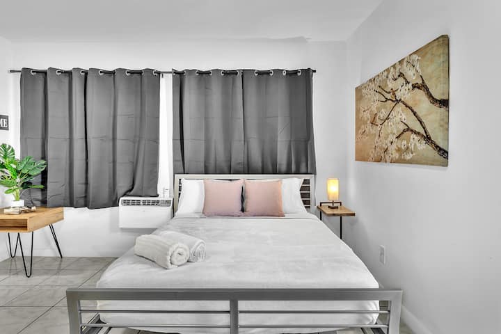 Hollywood Beach Getaway ~ Executive Studio Suite - Hollywood, FL