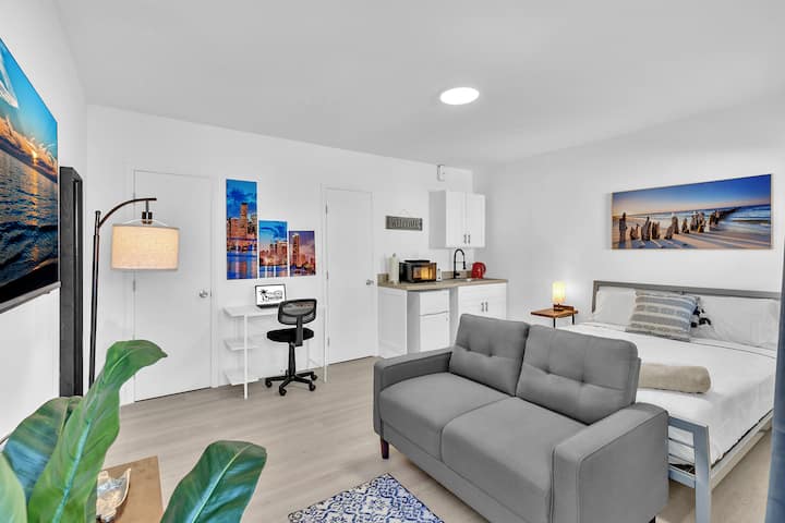 Young Circle & Hollywood Blvd ~ Posh Studio Suite - Hallandale Beach, FL