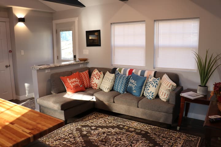 Stylish 2br Bungalow | Near Airport & Downtown Dsm - Des Moines, IA