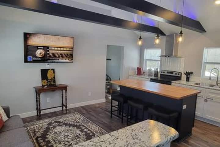 Pine Tree Corner Bungalow Near Airport & Downtown - Des Moines, IA