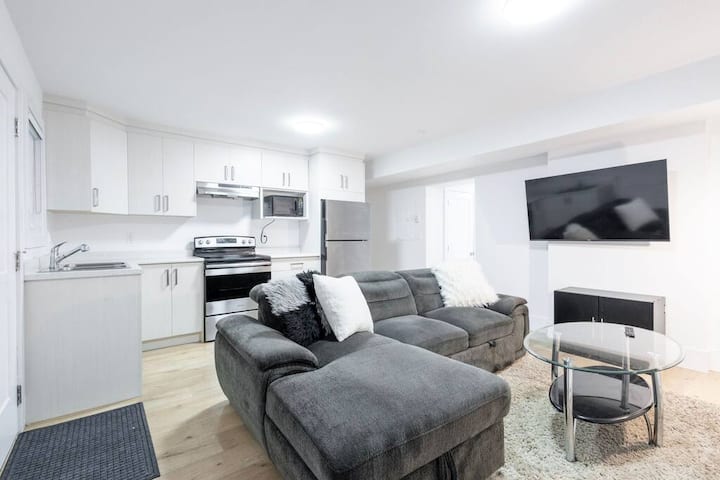 Bright & Modern Surrey Gem ~ Queen Beds ~ Parking! - Surrey