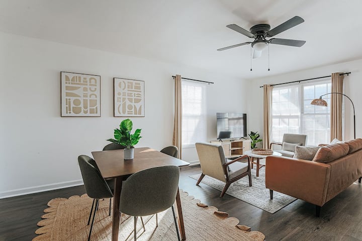 Vine Street Midterm: Cville Rental 31+ Day Stays - Charlottesville, VA