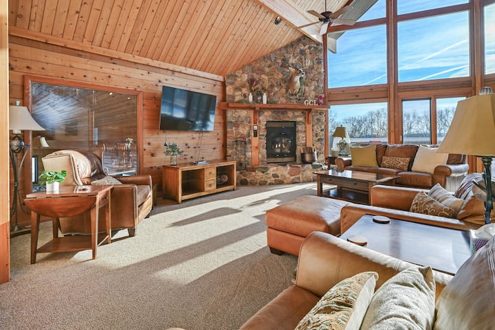 Lodge W/ Indoor Pool Along Devil's Lake Park! - Baraboo, WI
