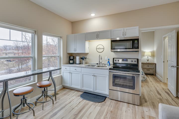 Lake Ozark Apartment W/ Balcony < 1 Mi To Water! - レイク・オザーク, MO