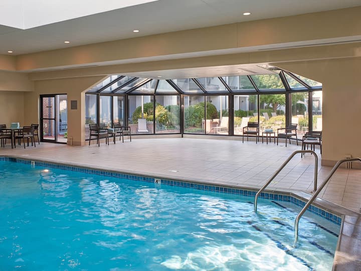 Great Getaway Spot! Unit W/ Courtyard View, Pool - Eden Prairie, MN